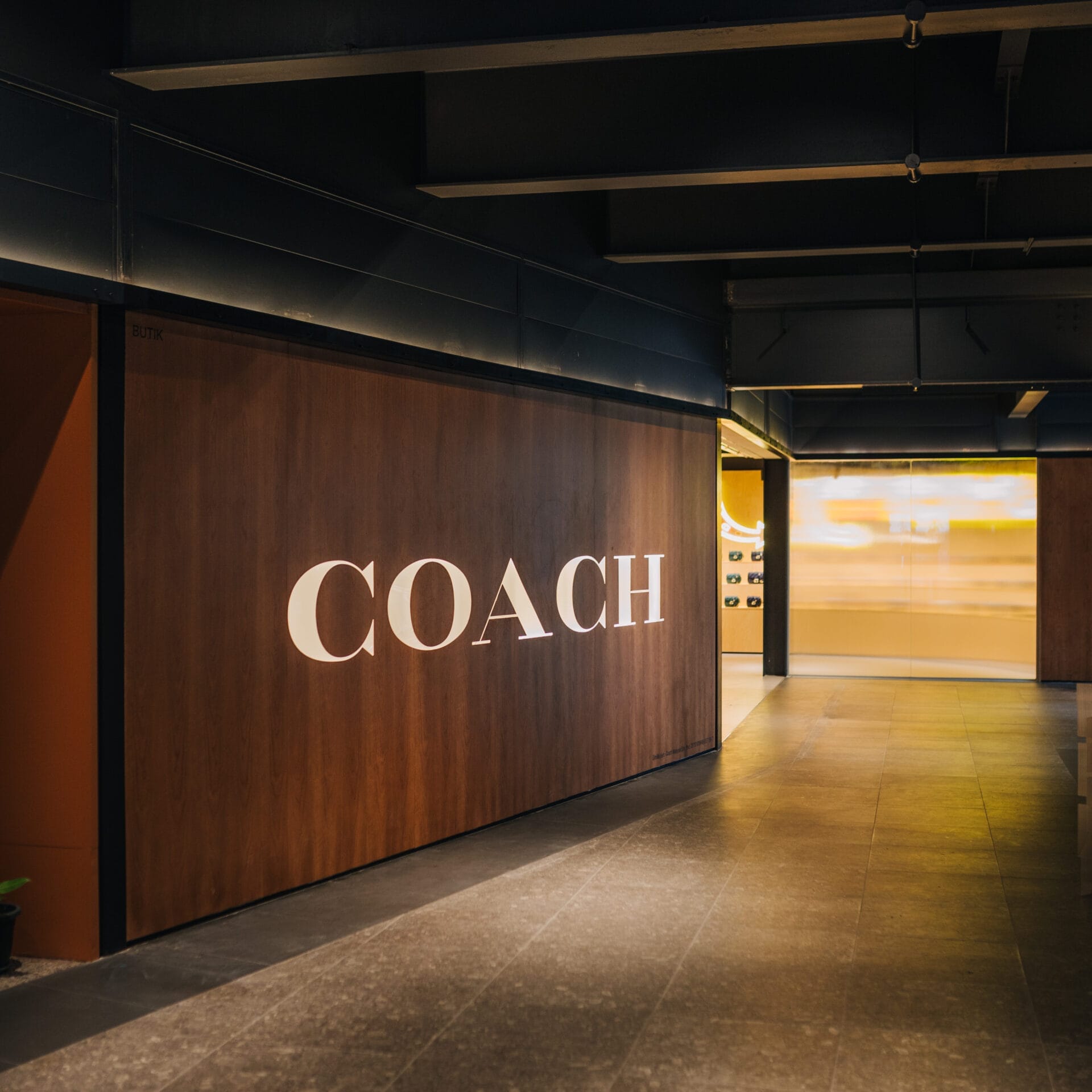 Coach Play APW 概念店充满活力的体验式空间 - ICON Malaysia